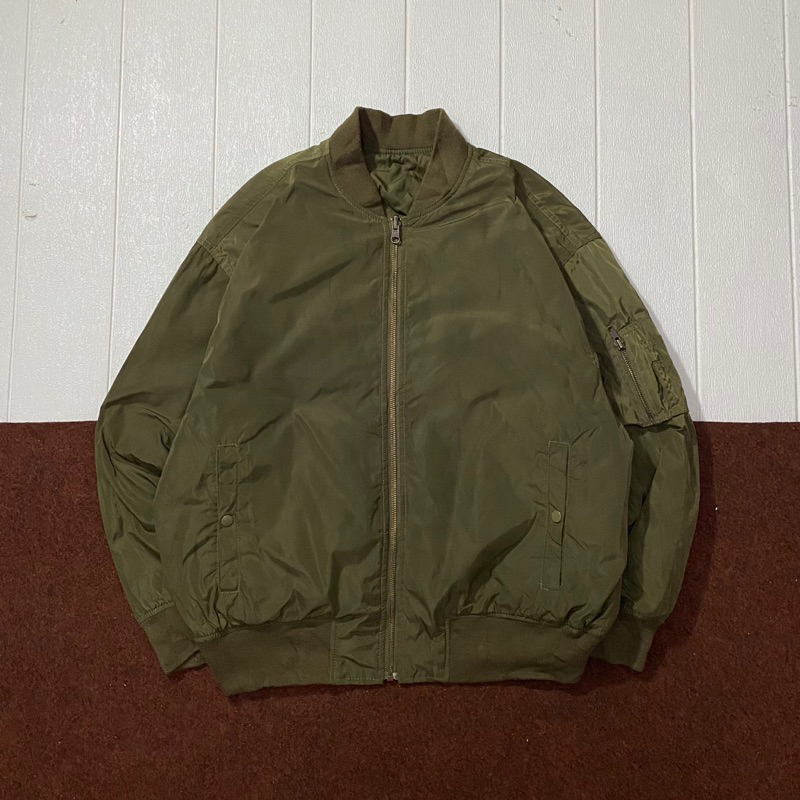 Jual boomber GU size L boxy ( bolak balik ) | Shopee Indonesia
