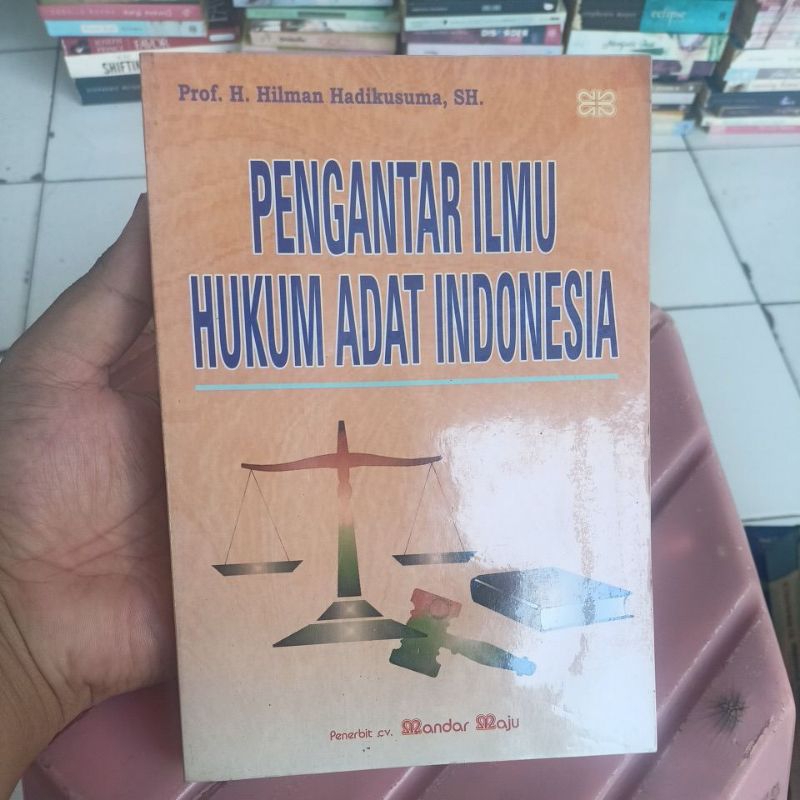 Jual Buku Pengantar Ilmu Hukum Adat Indonesia Hilman | Shopee Indonesia