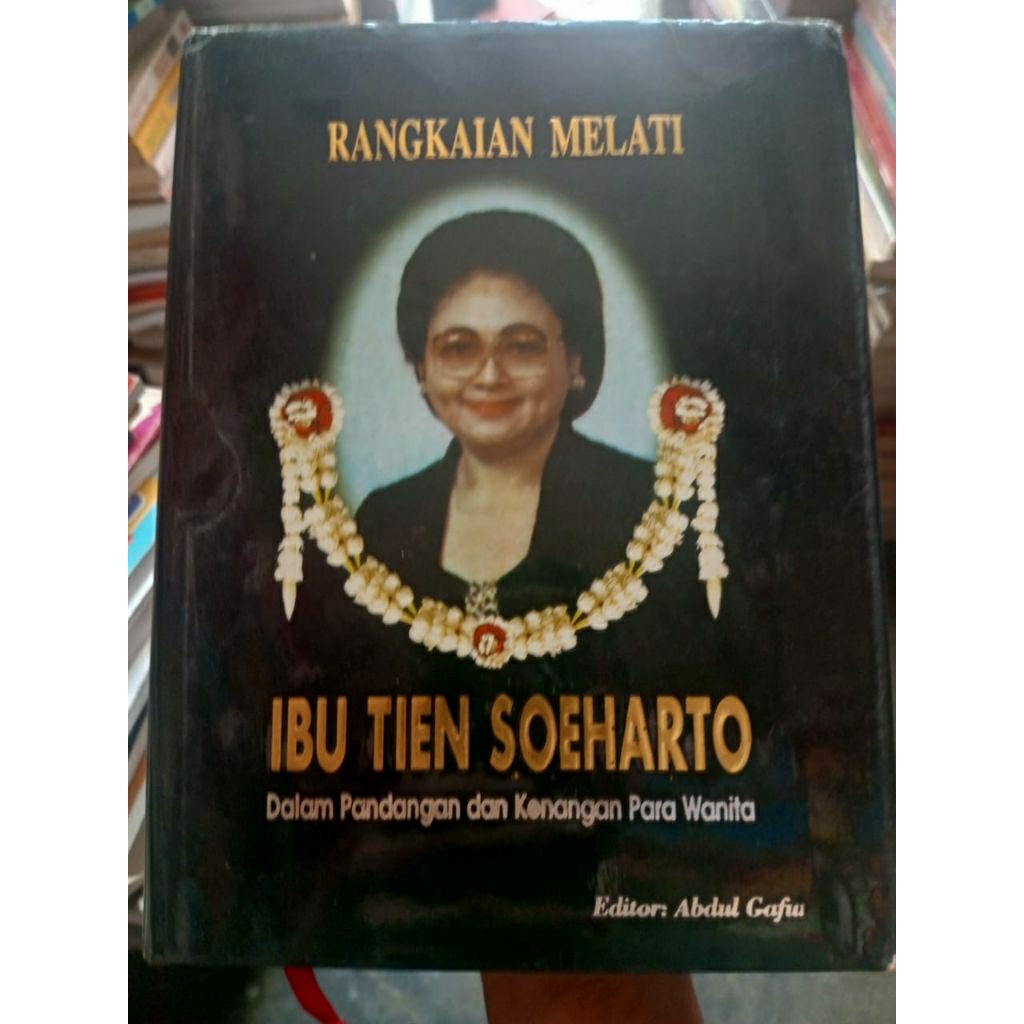 Jual Buku Ibu Tien Soeharto Dalam Kenangan dan Pandangan para wanita ...