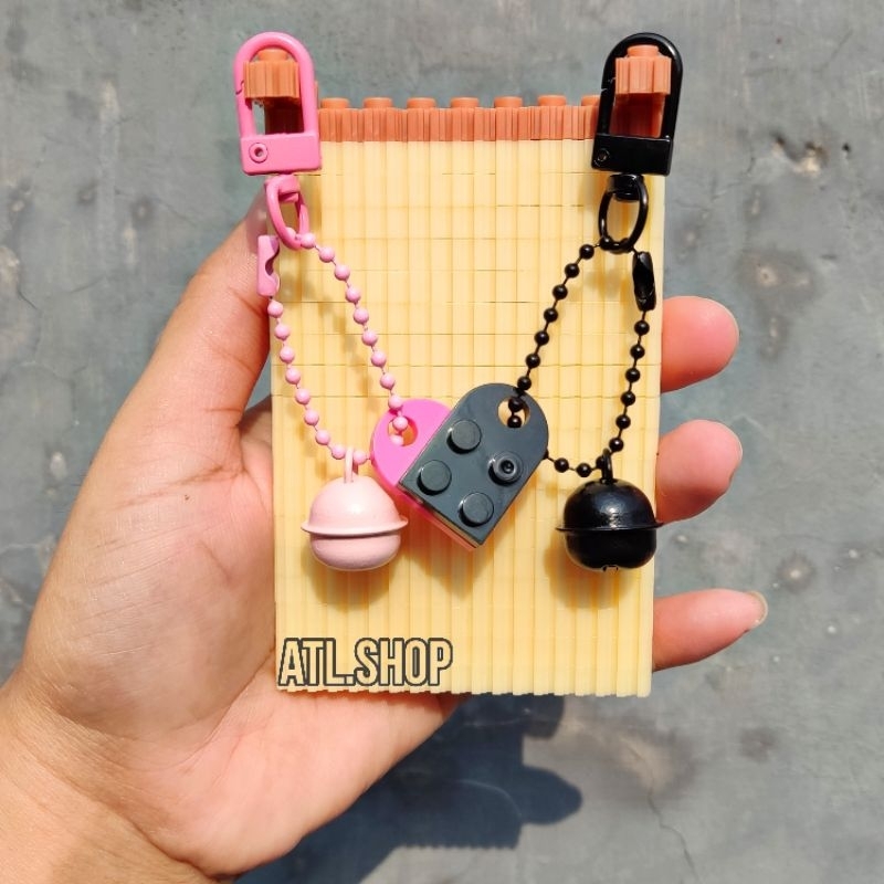 Jual bag charm lego bricks love keychain couple pink hitam ganci couple ...