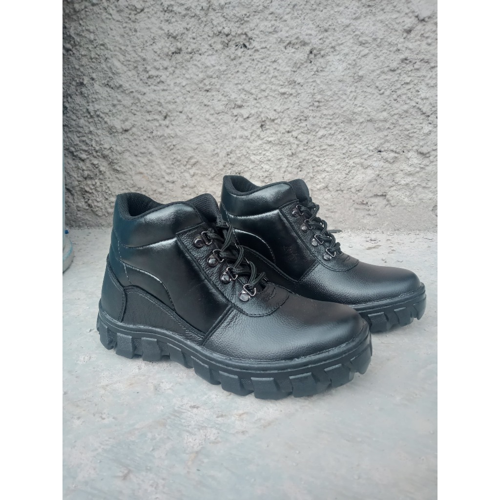 Jual Sepatu Safety Pria Boots Tali Ujung Besi Kulit Asli Sol Karet ...