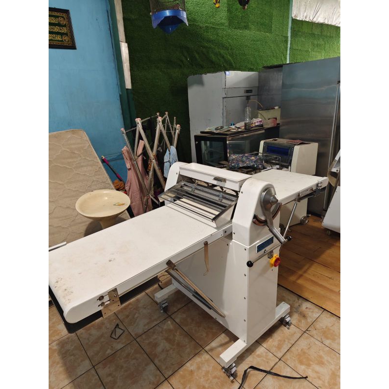 Jual mesin standing/portable dough sheeter second penipis adonan pastry ...