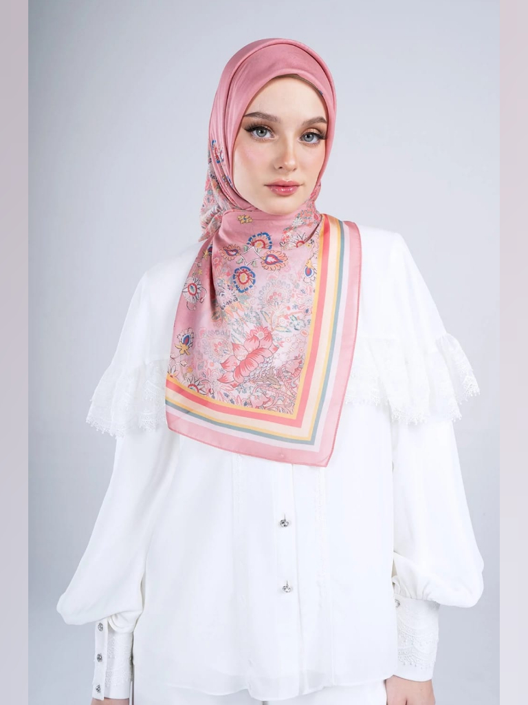 Jual Sylvia Pink Scarf Kingdom Of Love Raya Series 2025 Mandjha Ivan Gunawan Hijab Segi Empat ...