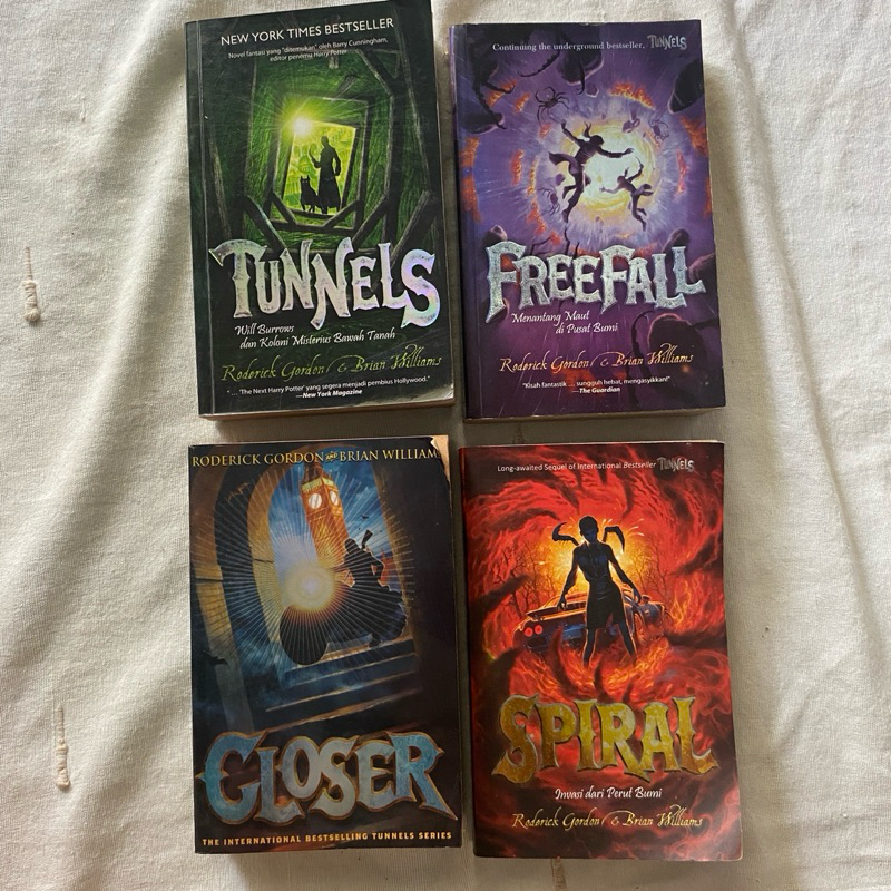 Jual Buku Novel Tunnels Series Freefall Closer Spiral - Roderick Gordon ...