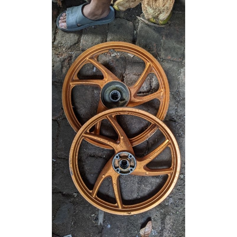 Jual velg revo lama old original copotan motor set depan belakang ...
