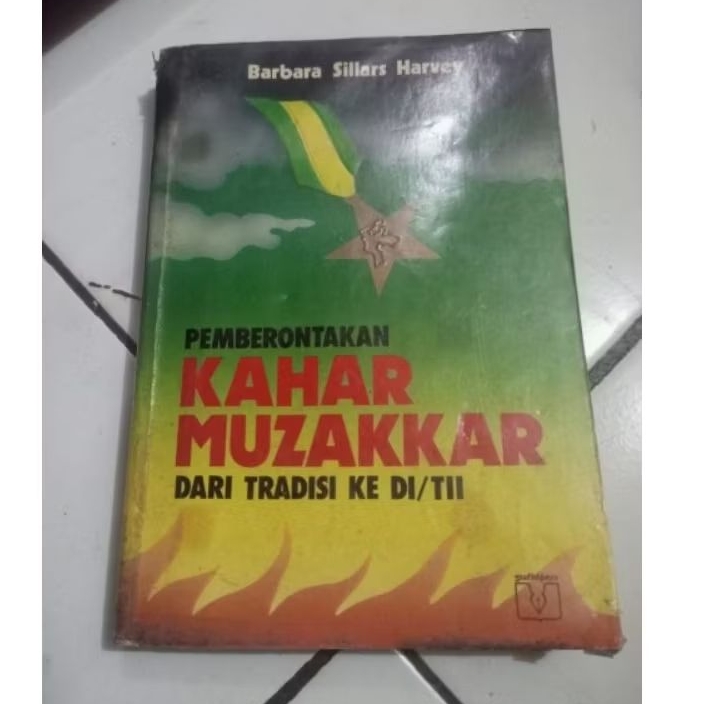 Jual PEMBERONTAKAN KAHAR MUZAKKAR DARI TRADISI KE DI/TII | Shopee Indonesia