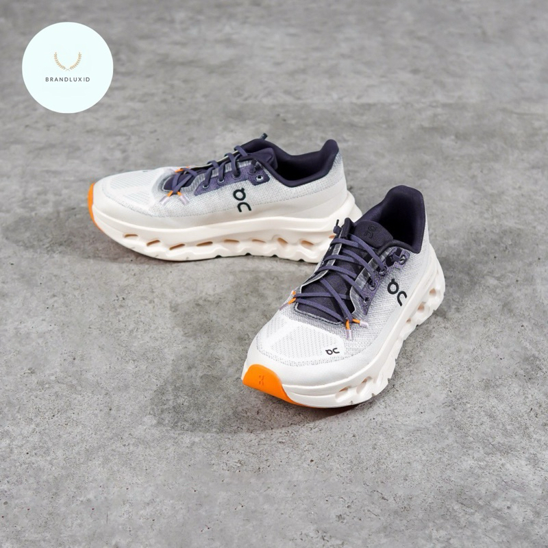Jual On Cloud Tilt Iron Dew Sneaker in White | Shopee Indonesia