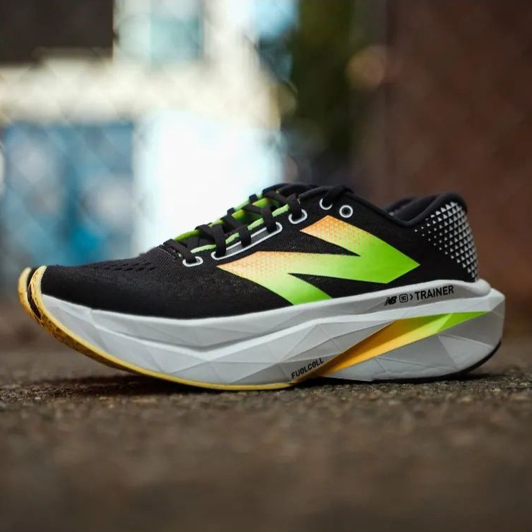 Jual Sepatu Running NB Fuel Cell SC Trainer v3 Women WRCXLH4 Original | Shopee Indonesia