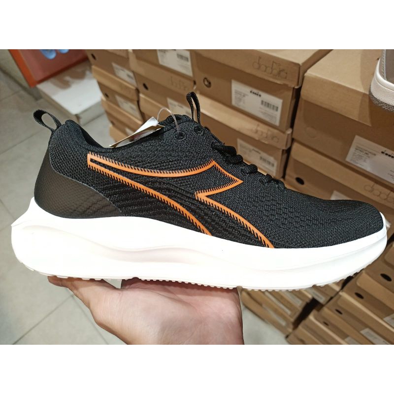 Jual Sepatu Olahraga Pria Diadora Medoro - Black Orange | Shopee Indonesia