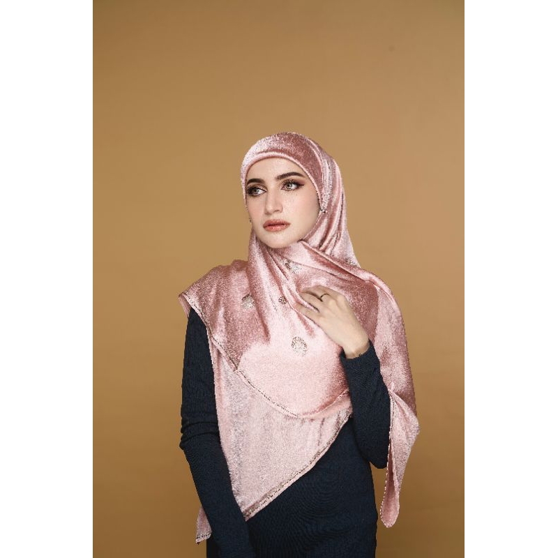 Jual FATHIJAB. HIJAB SQUARE DUBAI KHASKA LUNA SATIN | Shopee Indonesia