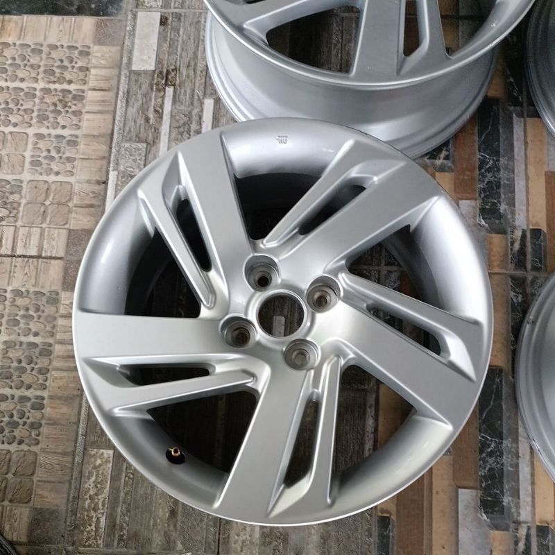Jual velg original Daihatsu raize r16 | Shopee Indonesia
