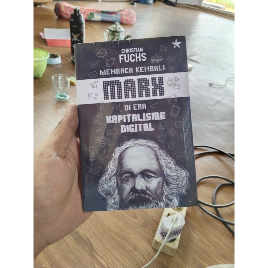 Jual Christian Fuchs - Membaca Kembali Marx di Era Kapitalisme Digital ...