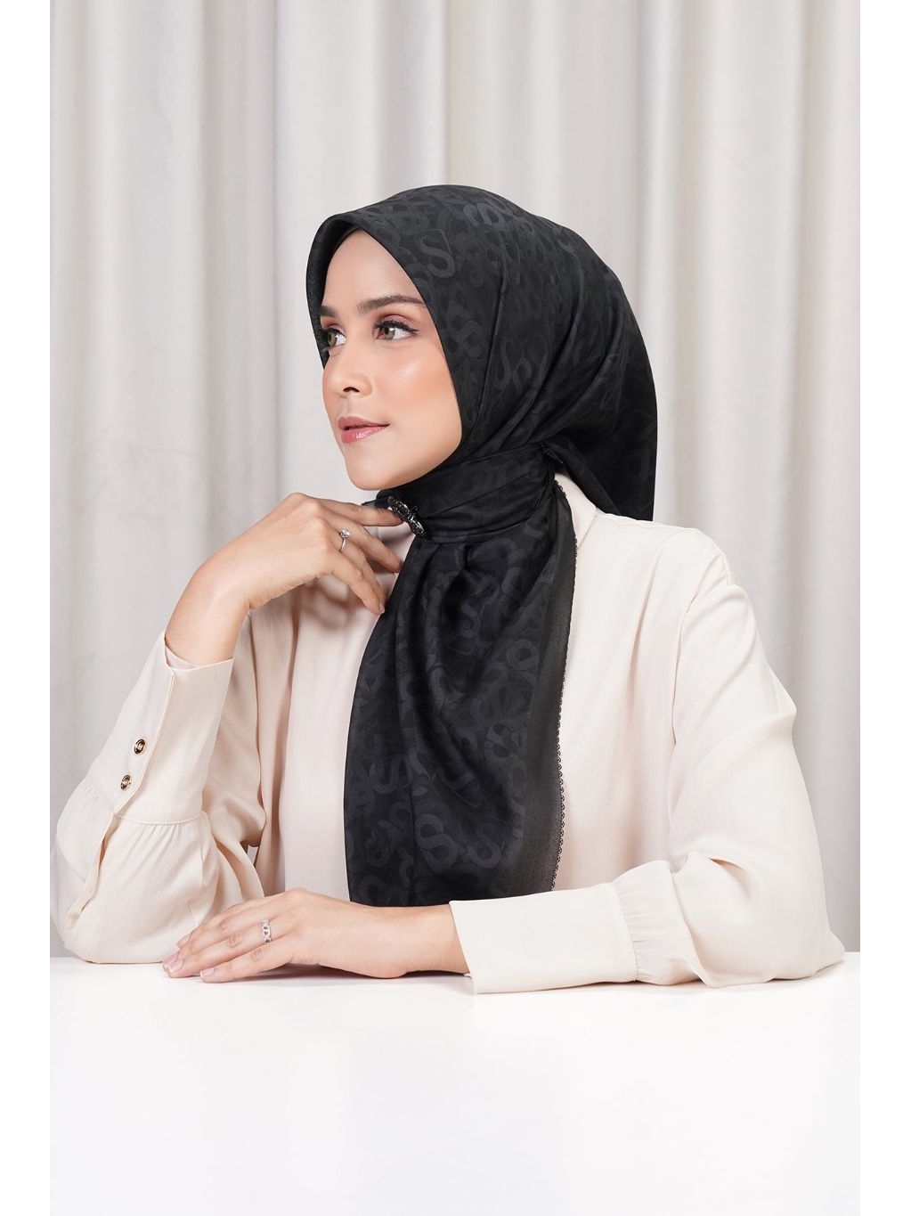 Jual SAMLA BLACK BUTTONSCARVES NEW READY | Shopee Indonesia