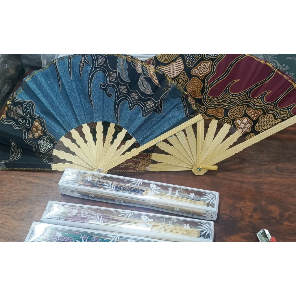 Jual Kipas Batik Sedang Kemasan mika motif. | Shopee Indonesia