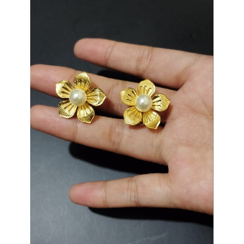 Jual Anting/ Giwang Jepit Bunga Gold | Shopee Indonesia