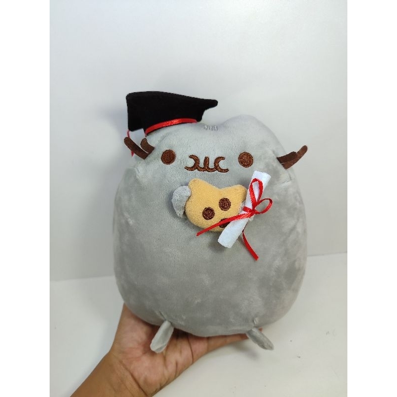 Jual boneka pusheen cat original costum wisuda | Shopee Indonesia