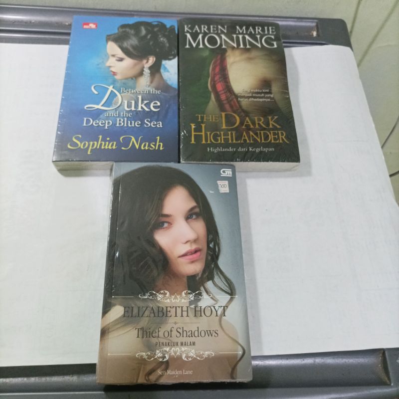 Jual novel terjemahan Roman thief of Shadow (penakluk malam), Between ...