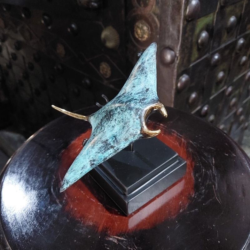 Jual Patung Perunggu Ikan Pari Biru dengan Stand Kayu Lawas Tua (Small ...