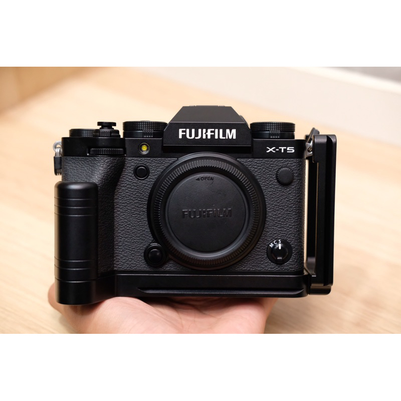 Jual Fujifilm X-T5 Body only Fullbox SC 3K (garansi 2tahun nyampe Maret 2026) XT5 | Shopee Indonesia