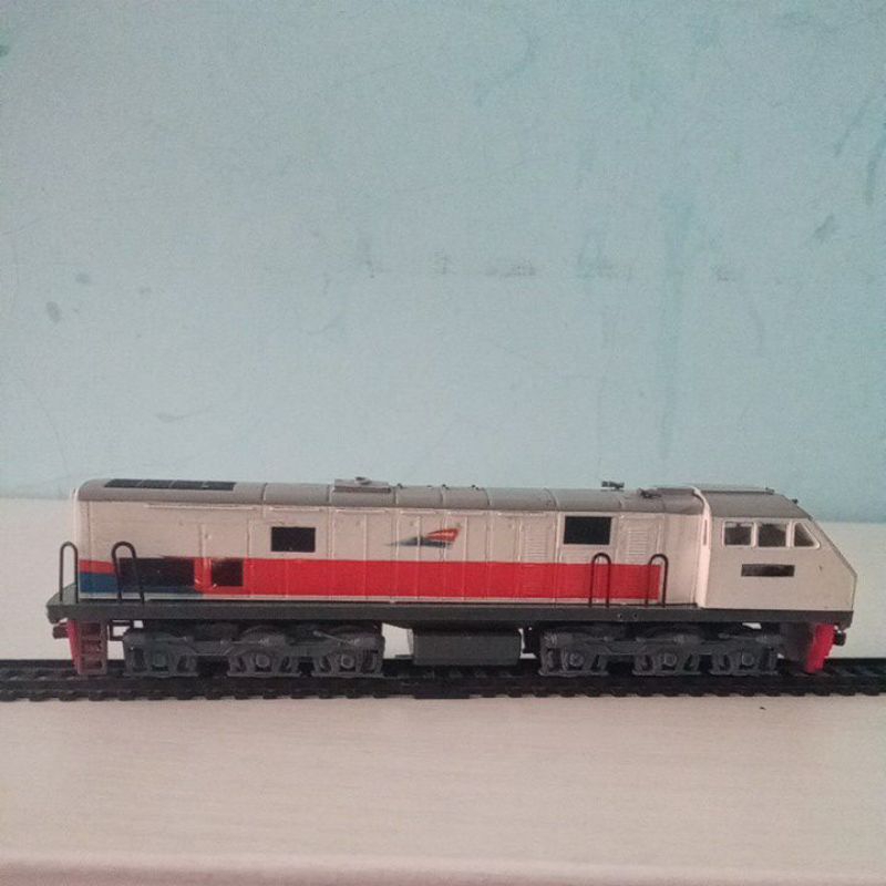Jual Miniatur Kereta CC 203 Skala HO Livery Merah Putih Bekas | Shopee ...