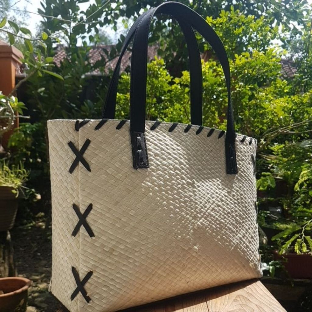 Jual Tas anyaman pandan model silang hitam | Shopee Indonesia