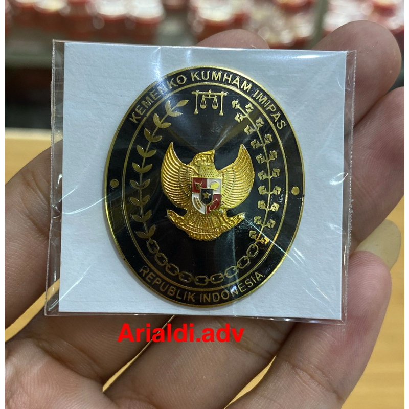 Jual pin KEMENKO KUMHAM IMIPAS kuningan eching sepuh emas magnet pin ...