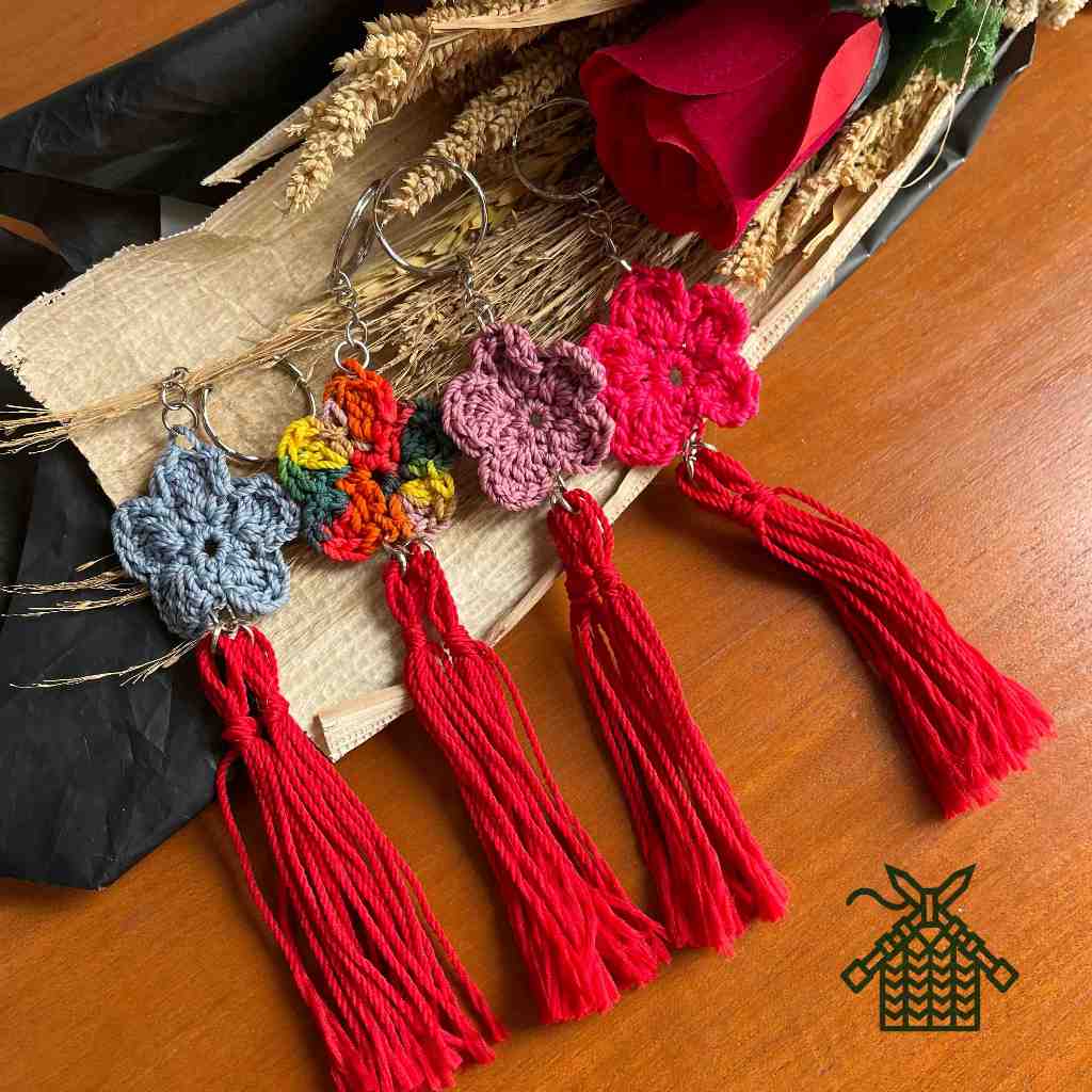 Jual gantungan kunci rajutan lucu / ganci rajut bunga tessel / suvenir ...
