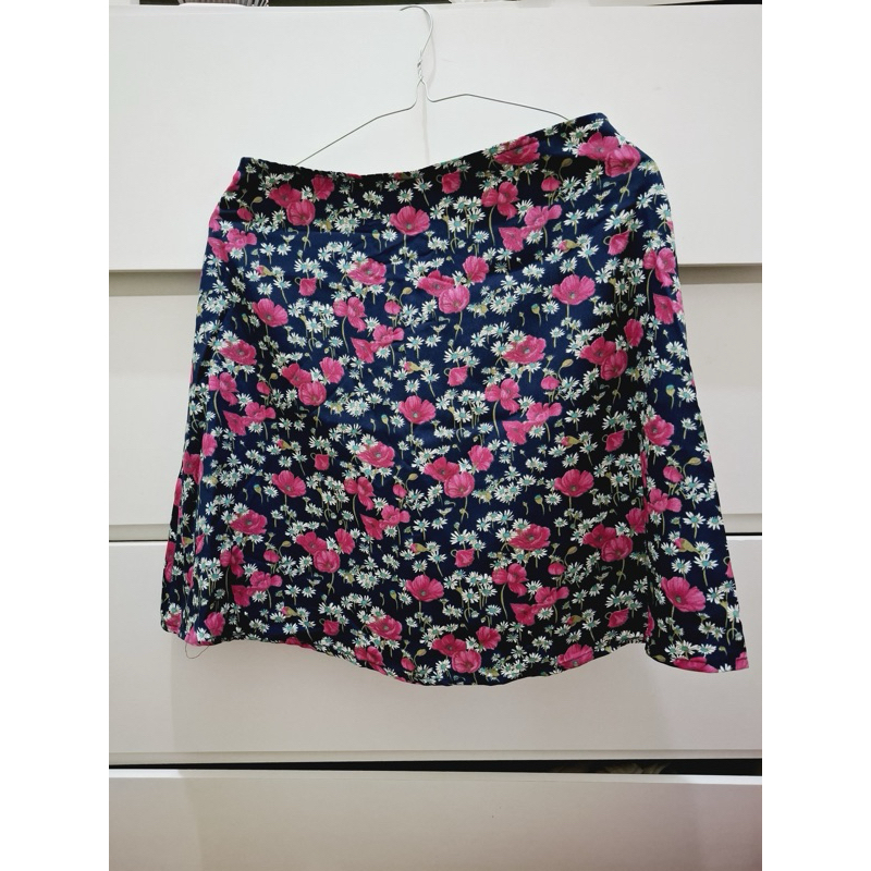 Jual Mini skirt, rok bunga navy LOGO (preloved) | Shopee Indonesia