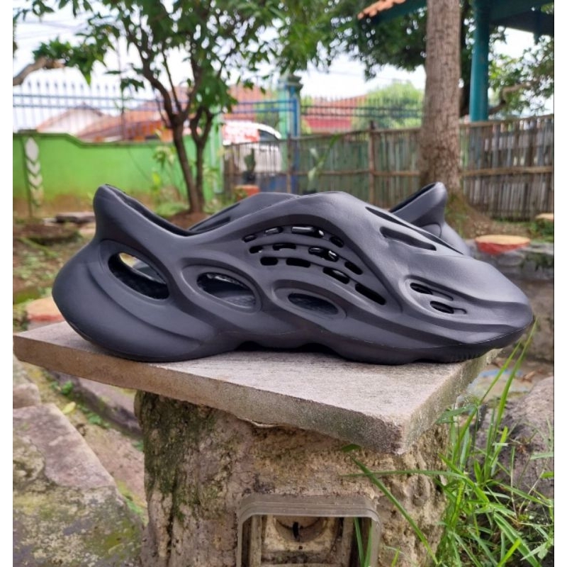 Jual Sandal Sepatu Yeezy Foam Runner Model Sporty, Ringan , Elastis ...