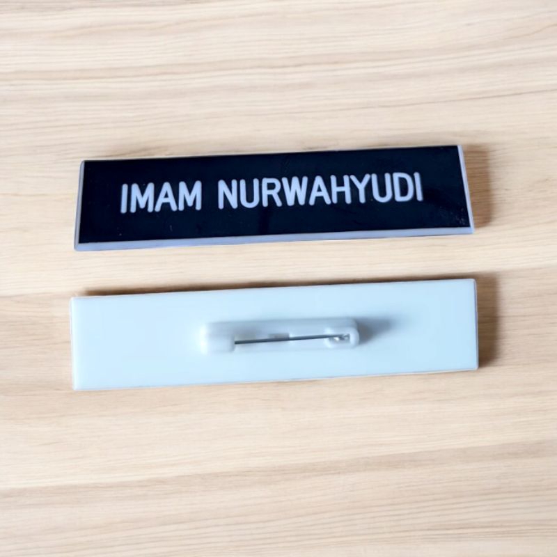 Jual papan nama dada name tag kancing peniti sehari jadi langsung ...