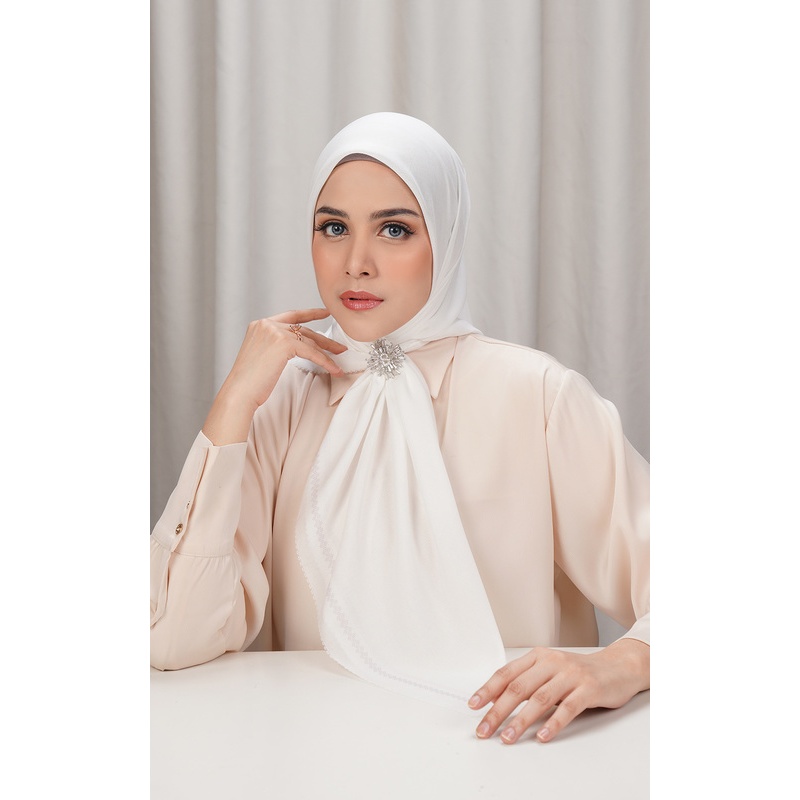 Jual Buttonscarves - Today's Scarf - True White / Hijab Polos Segi ...