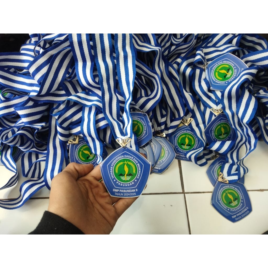 Jual MENDALI KUNINGAN KE LULUSAN SEKOLAH | Shopee Indonesia