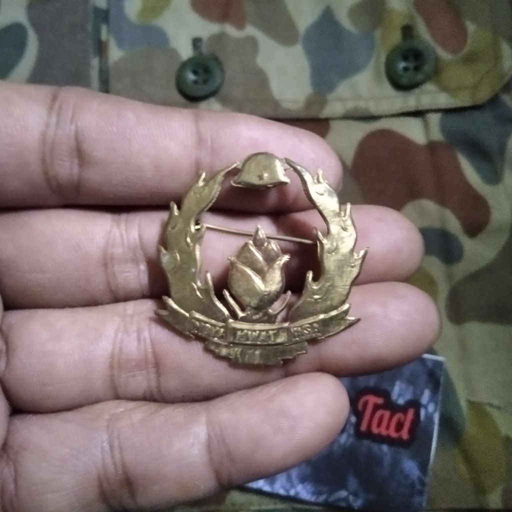 Jual Pin Jadul Helm Tentara Api Komando Bros Jadul Widya Mwat Yasa ...