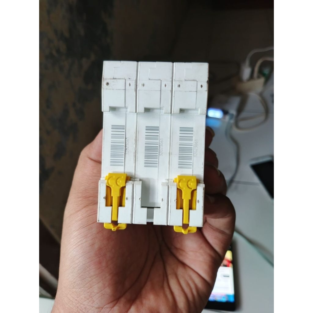 Jual mcb sneider 3 phase 20A baru normal | Shopee Indonesia