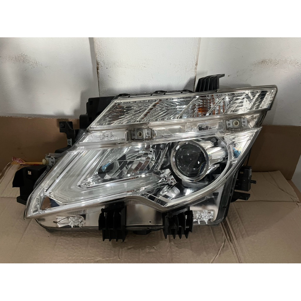 Jual lampu depan headlamp elgrand e52 led original | Shopee Indonesia