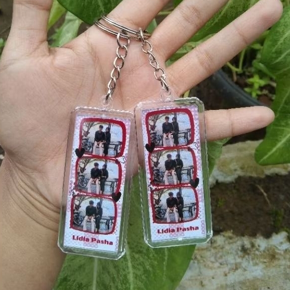 Jual BOLAK BALIK FOTO YANG BERBEDA, Keychain Akrilik Photostrip 2 Sisi ...