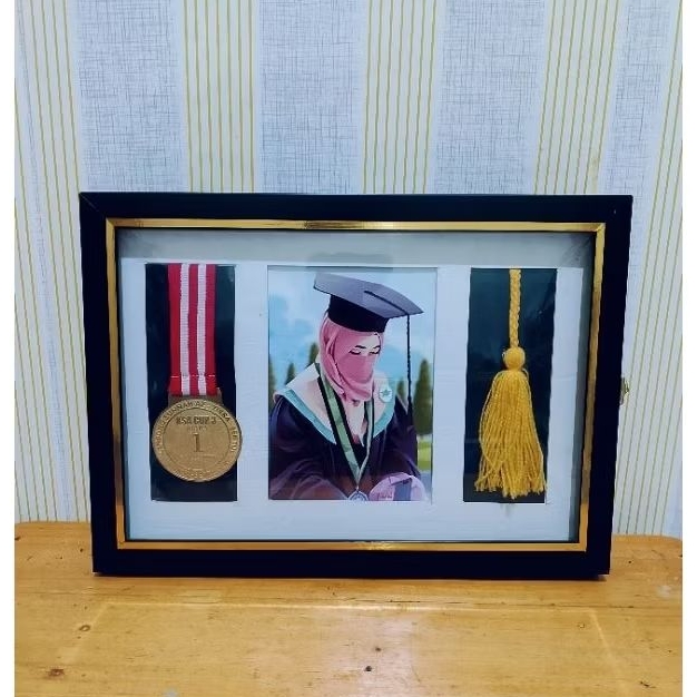 Jual Bingkai Medali ,Foto Wisuda Dan Tali Topi Wisuda / Bingkai 3d ...