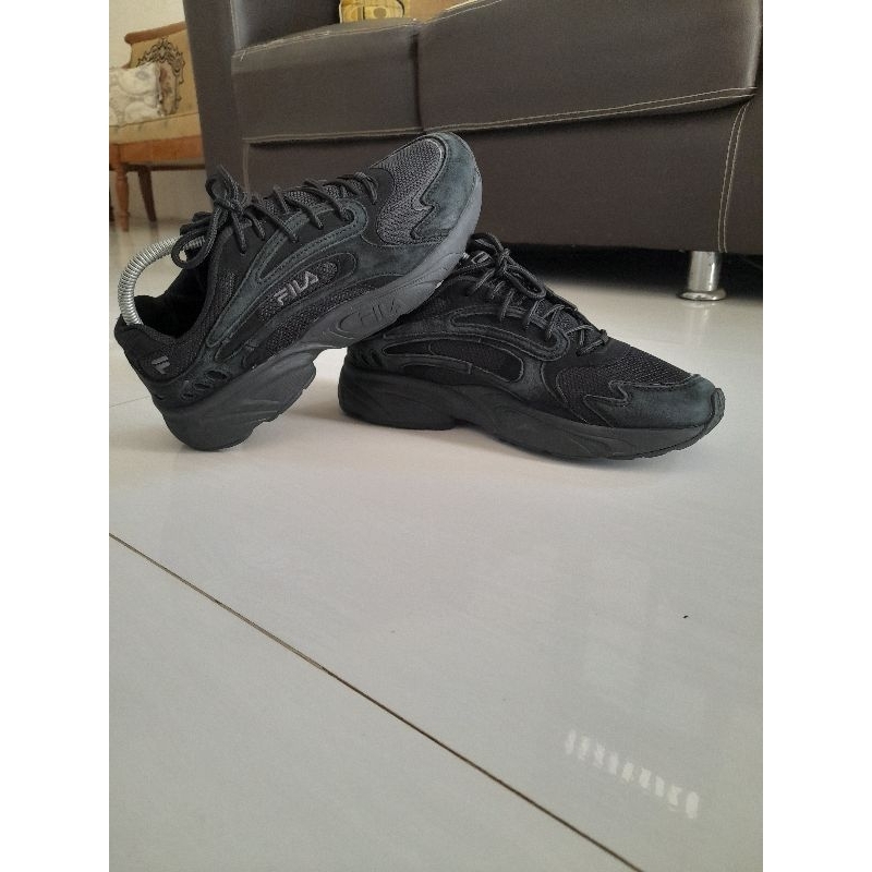 Jual sepatu Fila full black | Shopee Indonesia