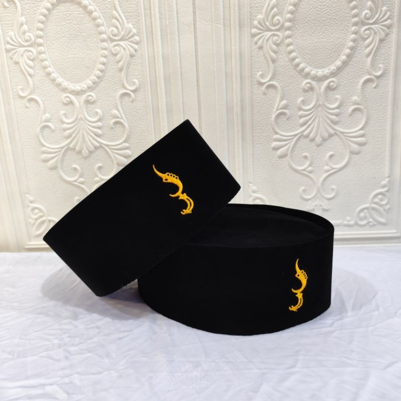 Jual PECI SONGKOK KOPIAH HITAM LAMBANG KUJANG MAS TINGGI 9CM - PECI ...