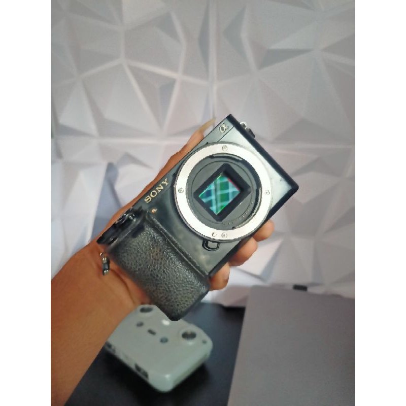 Jual Sony a6000 + Lensa Fix Sony 35mm F1.8 OSS Bekas Murah | Shopee ...