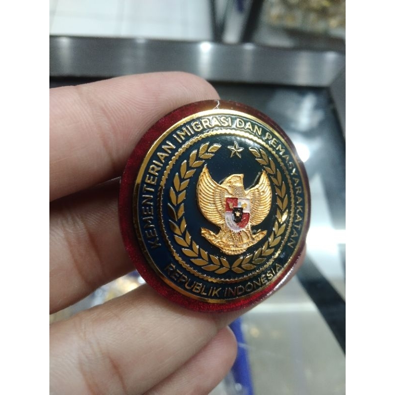 Jual pin KEMENTRIAN IMIGRASI DAN PEMASYARAKATAN RI bahan Kuningan sepuh ...