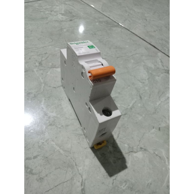 Jual MCB 10 AMPER CLASS 10 SCHNEIDER ELECTRIC DOMAE 1 POLE 1 PHASE MCB 1 PHASE MINI CIRCUIT ...