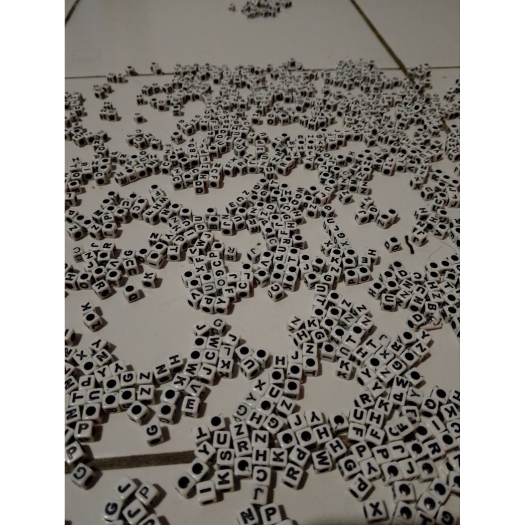 Jual MANIK-MANIK WARNA PUTIH SEDIA HURUF A-Z | Shopee Indonesia