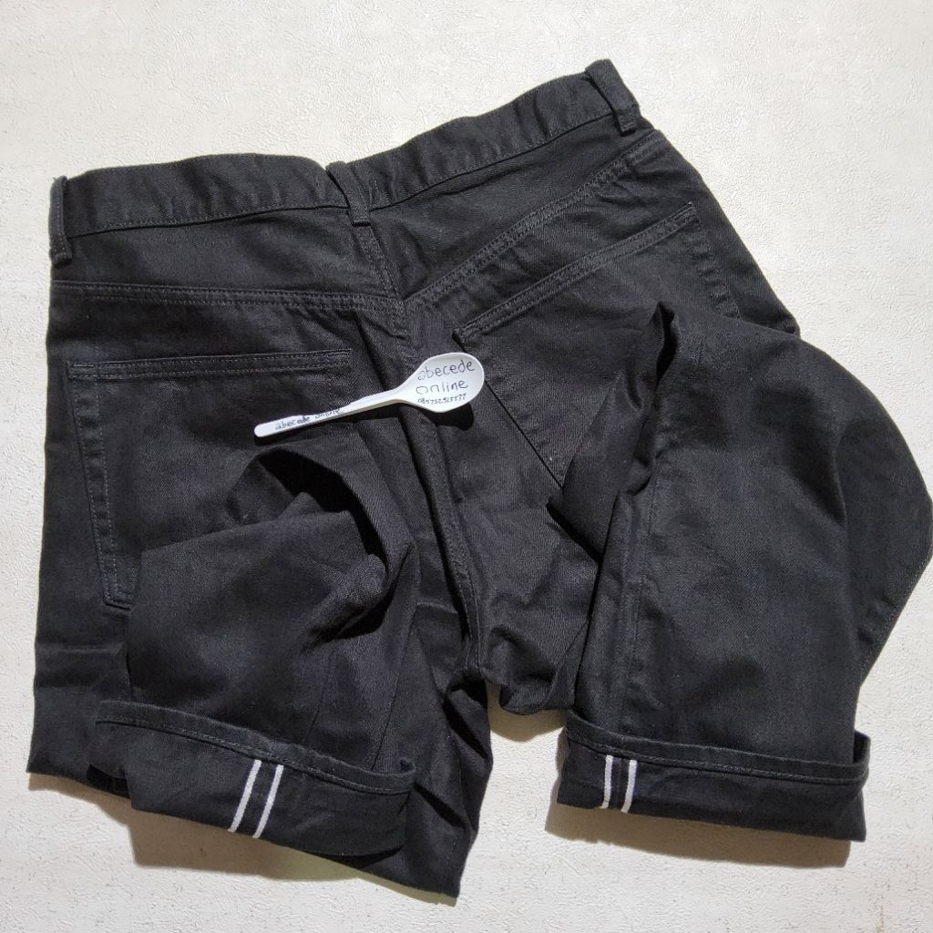 Jual UNIQLO U Selvedge regular denim jeans hitam size 33 | Shopee Indonesia