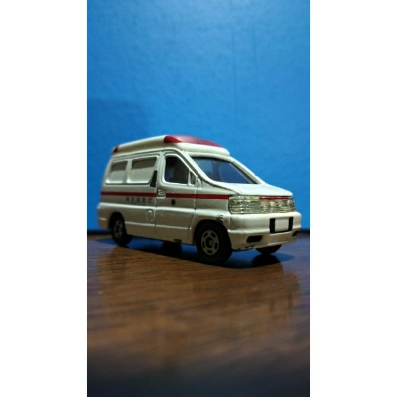 Jual Tomica Ambulance Nissan Elgrand - Loose. ( ada cat yg bocel ...