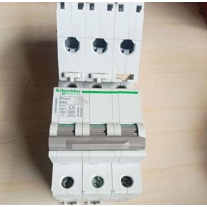 Jual MCB SMART SCHENEIDER 3PHAS MULAI 10A 16A 20A 25A 32A 40A 50A 63A ...
