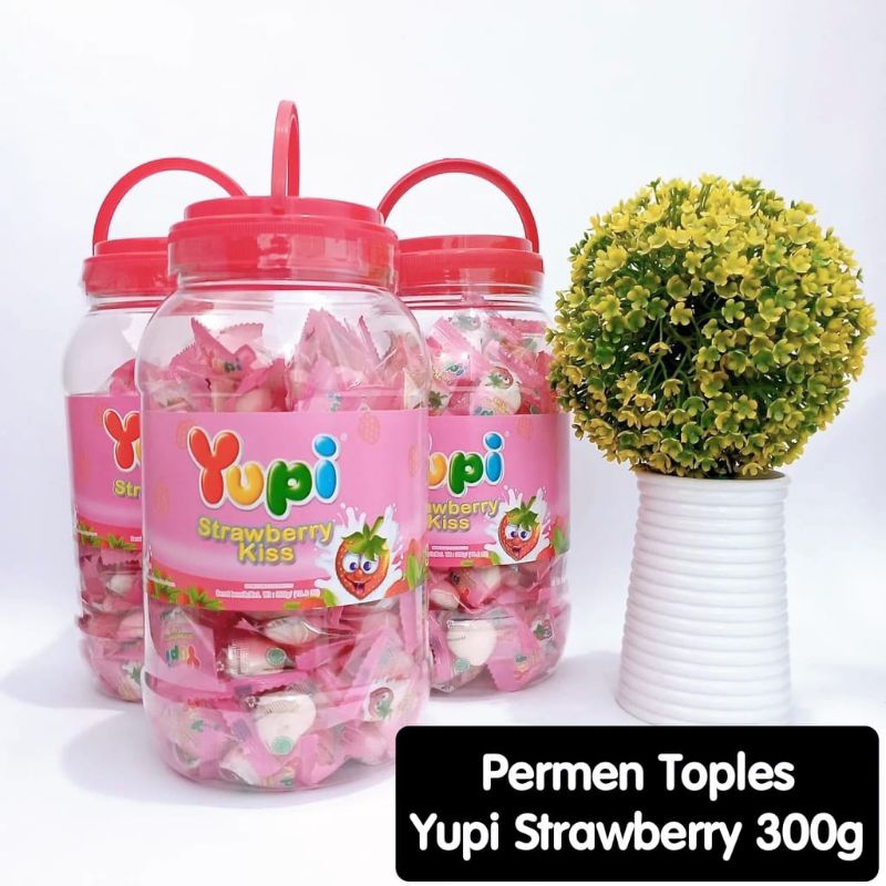 Jual Yupi Strawberry Kiss Gummy Candies Permen Toples Stroberi 240g ...