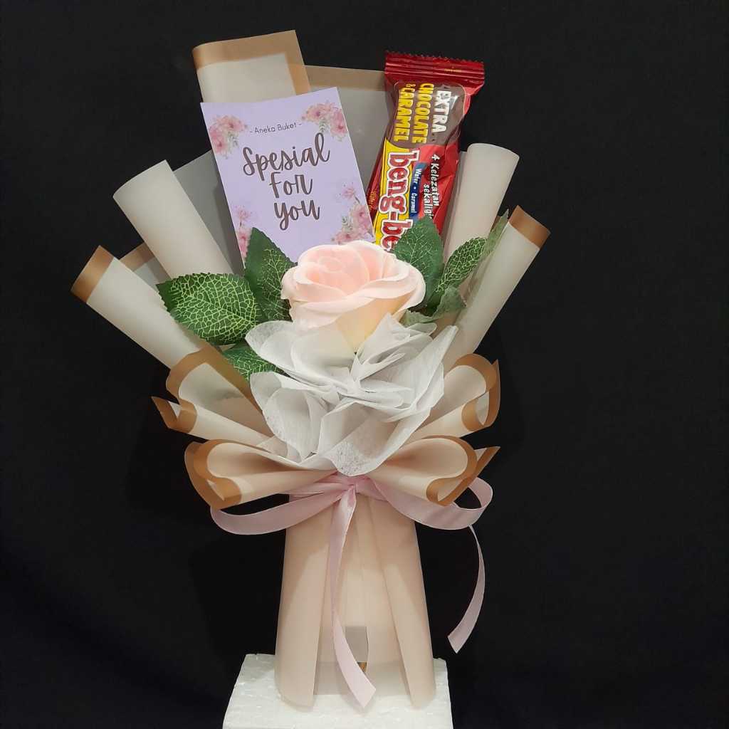 Jual Buket Snack - Buket Bengbeng dan Mawar Premium - Kado Ultah Wisuda ...