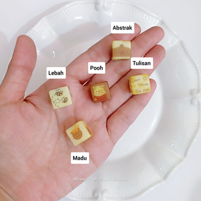 Jual 1 Biji Manik / Mote Pooh Bentuk Kotak Ukuran 1,3 cm | Shopee Indonesia