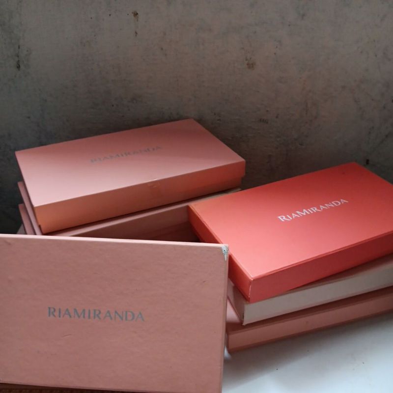 Jual preloved Kotak Eksklusif Ria Miranda – Box Hijab Original (Bekas ...
